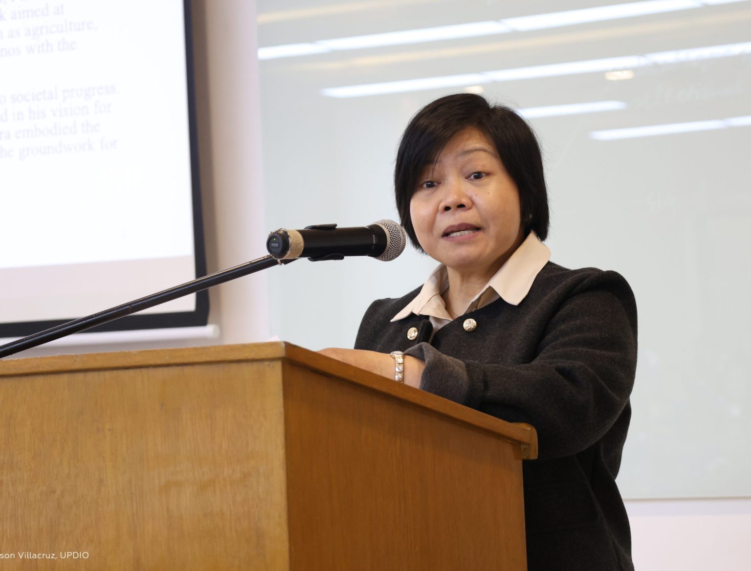 Ang laban ng Filipino bilang wikang pambansa - University of the Philippines Diliman